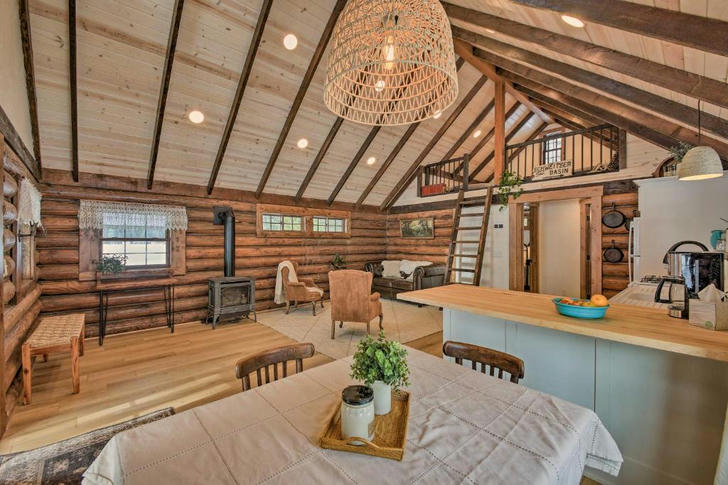 This Cabin Deep In The Woods Actually Has An Internet Connection. Come ...